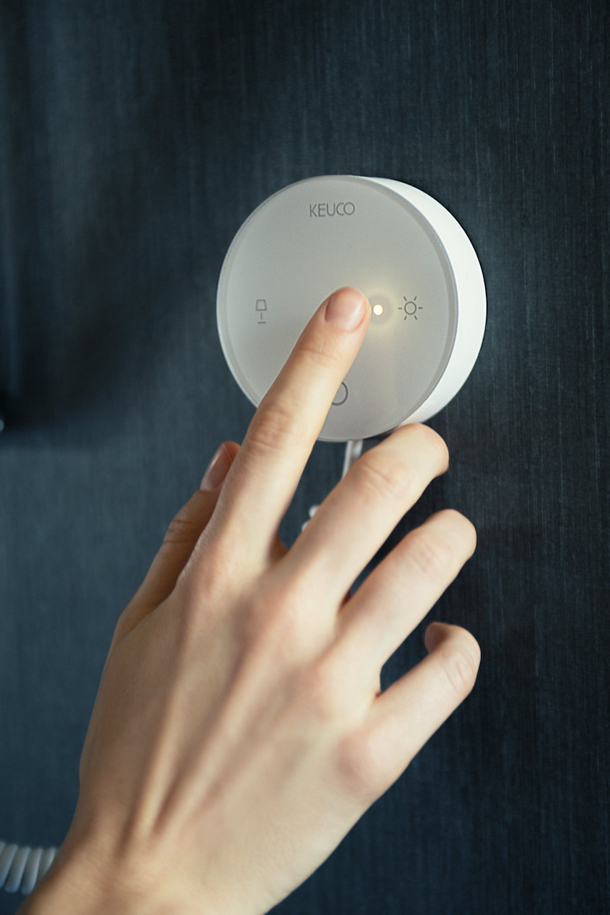 Espejo de maquillaje KEUCO con temperatura color de luz ajustable